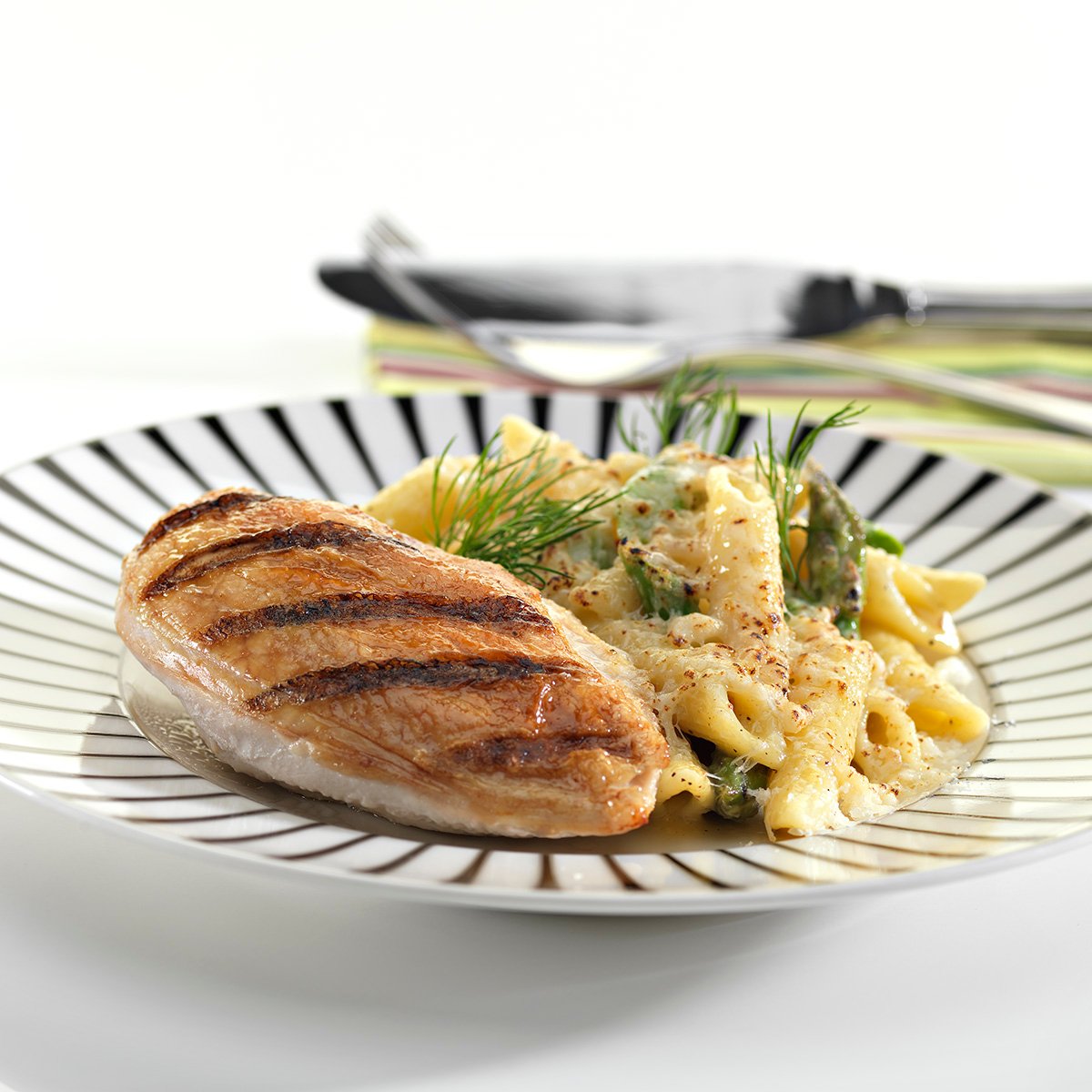 Kyllingebrystfilet med gratineret pasta