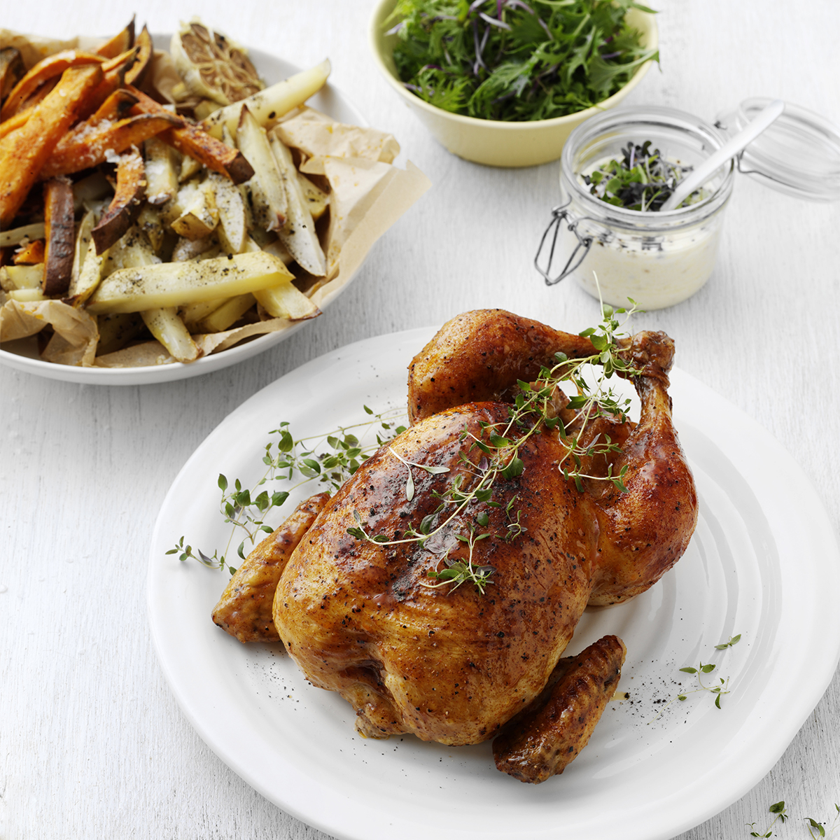 Helstegt kylling med fritter og bagt hvidløgsaioli